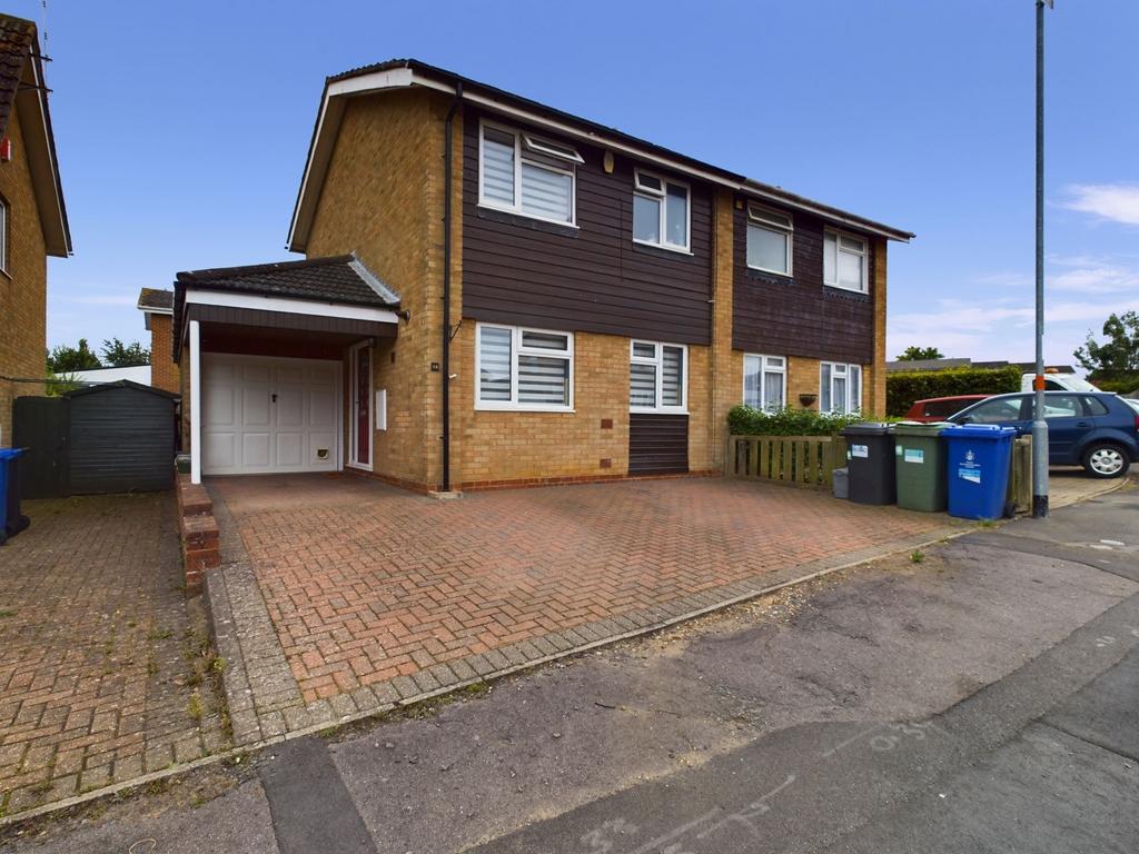 Oak Close, Towcester, NN12 3 bed semi-detached house - £310,000