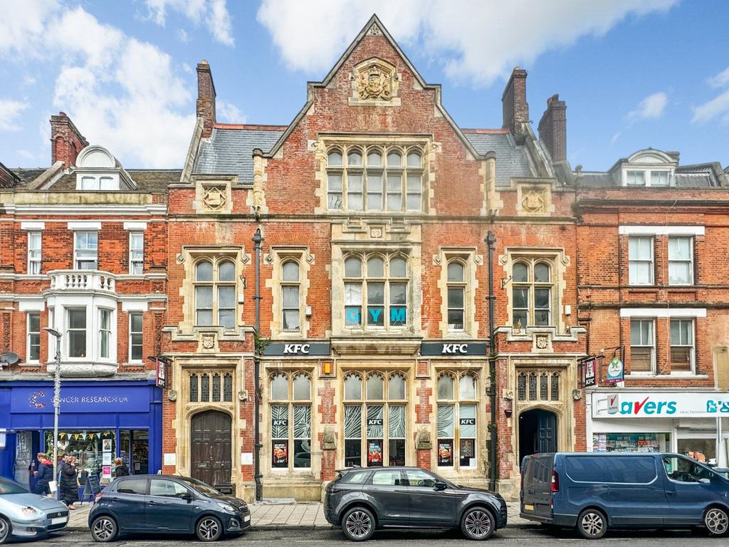 Sandgate Road, Kent CT20 4 bed maisonette - £175,000