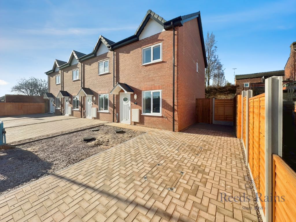 Queen Street, Newcastle ST5 3 bed end of terrace house - £219,500