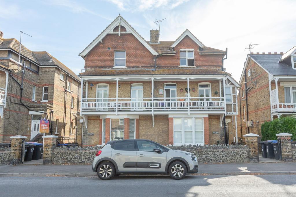 Roxburgh Road, Westgate-On-Sea, CT8 1 bed flat - £135,000