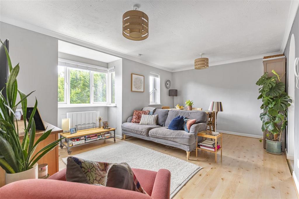 Woodgate Drive, SW16 2 bed flat - £350,000