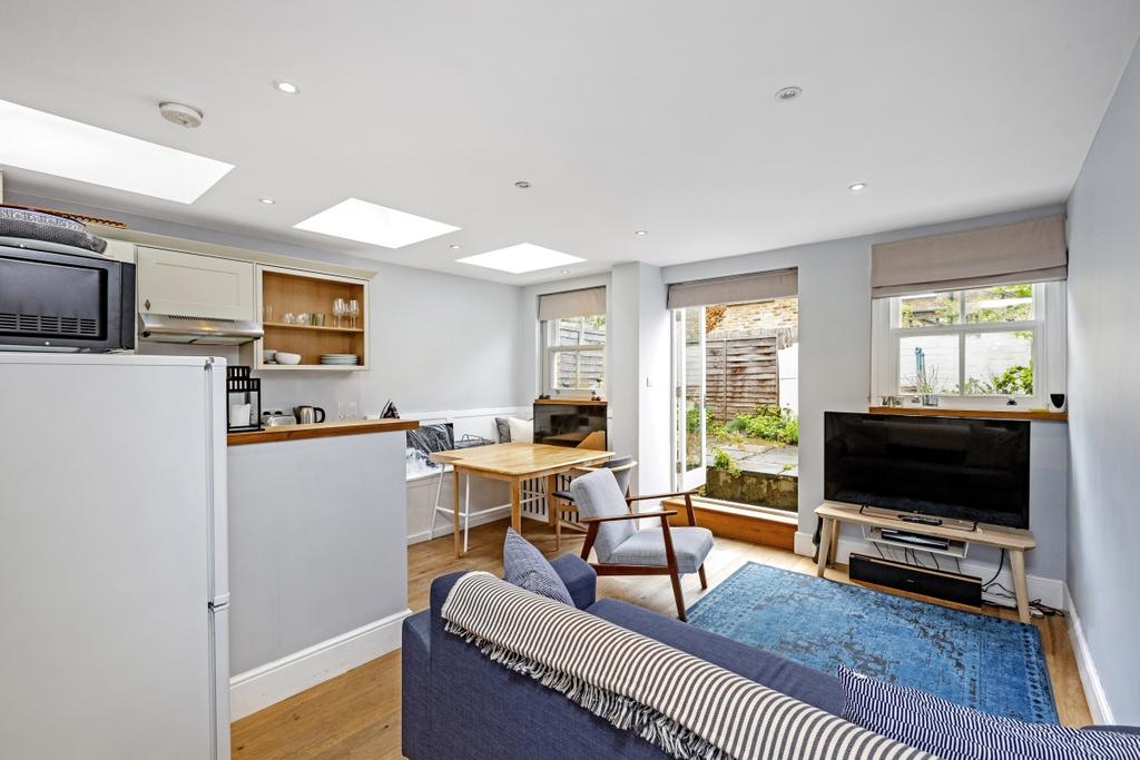 Gilstead Road London SW6 2 bed flat - £2,500 pcm (£577 pw)