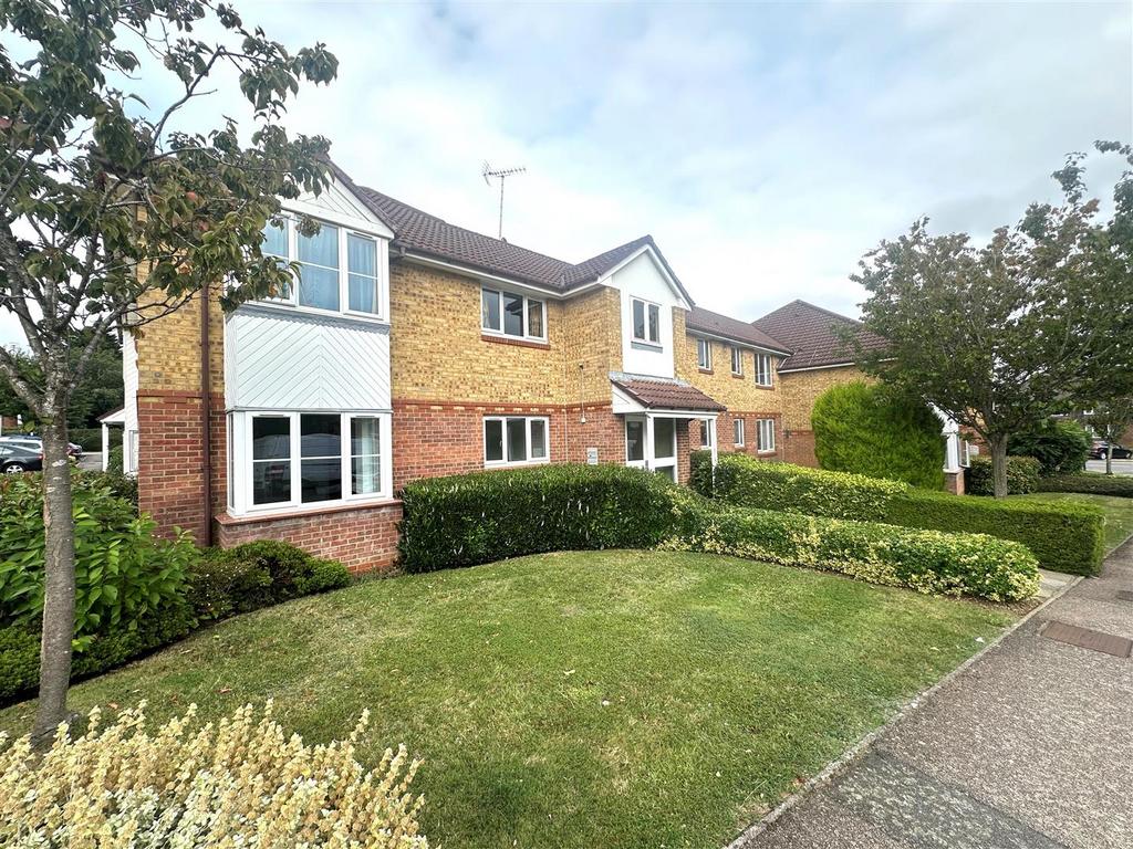 Hunters Gate, Watford WD25 1 bed flat - £1,100 pcm (£254 pw)