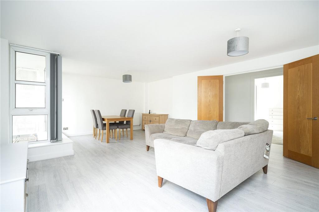 Barrier Point Road, Pontoon Dock E16 2 bed apartment - £2,300 pcm (£531 pw)