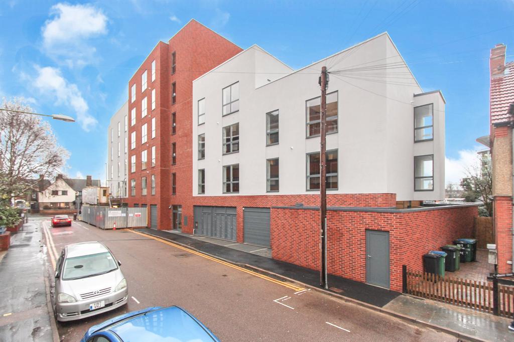 Junction Court, Watford WD17 1 bed apartment - £1,395 pcm (£322 pw)
