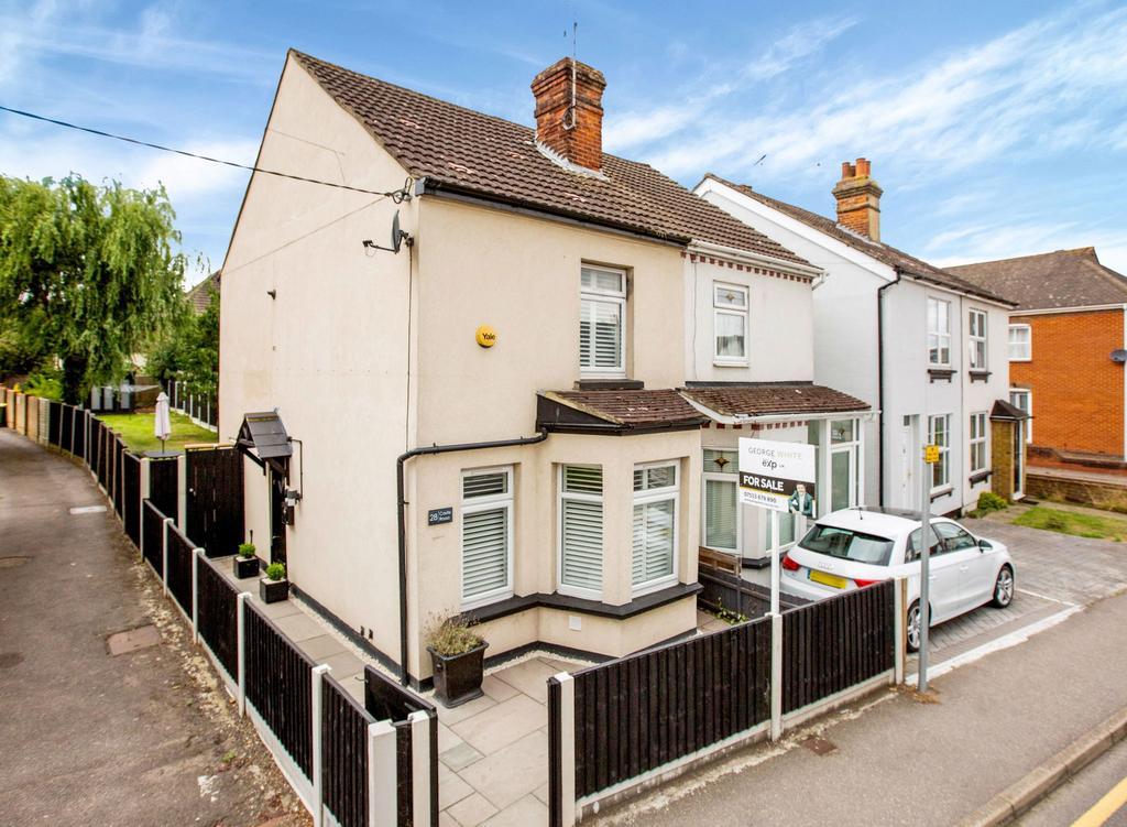 Castle Road, Rayleigh SS6 3 bed semi-detached house - £375,000