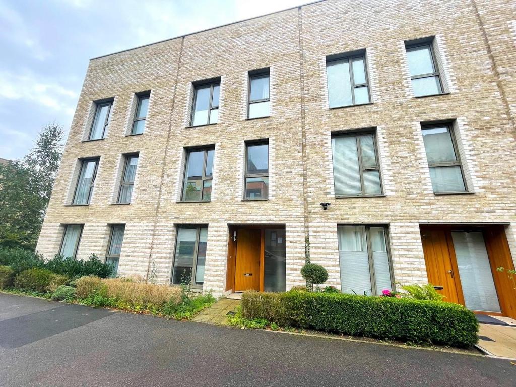 Lacey Drive, Edgware, HA8 4 bed terraced house - £3,250 pcm (£750 pw)