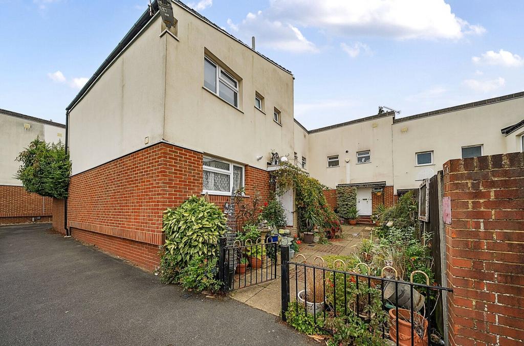 Robin Place, Watford WD25 3 bed terraced house - £385,000