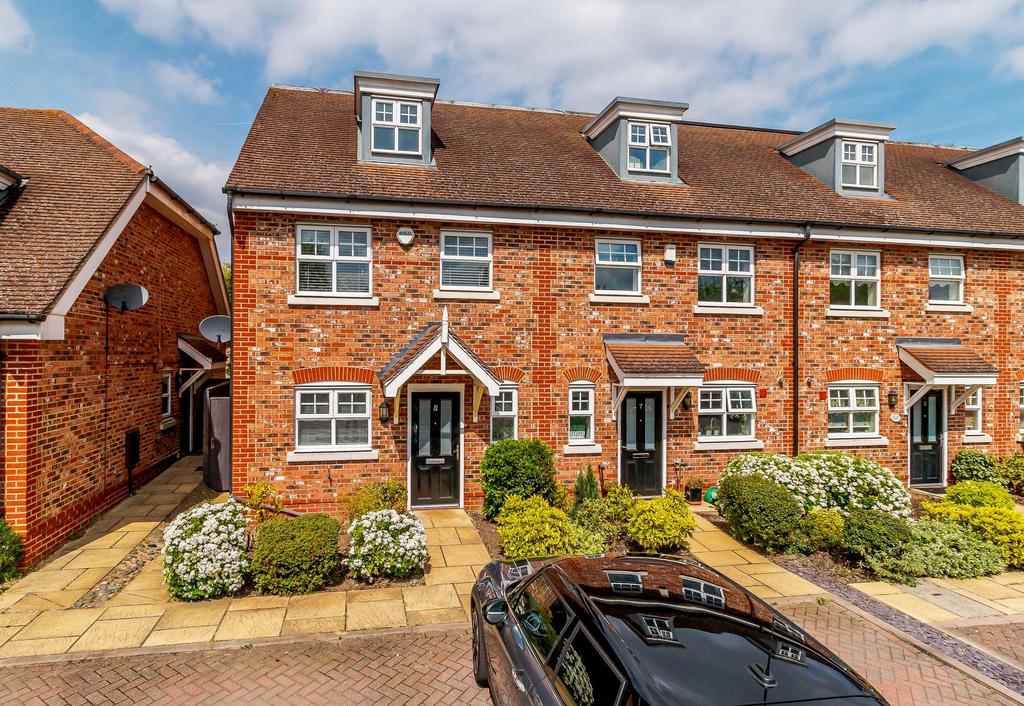 Northfield Farm Mews, Cobham, Surrey... 4 bed end of terrace house - £ ...