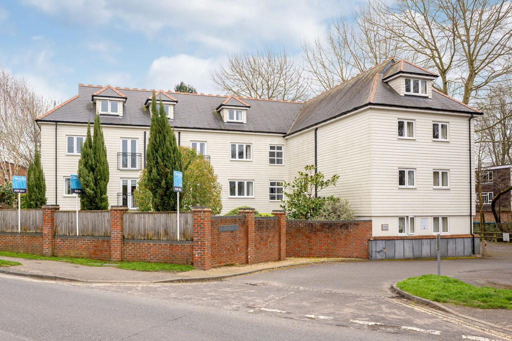 Blackbridge Lane, Horsham, RH12 2 bed flat - £275,000