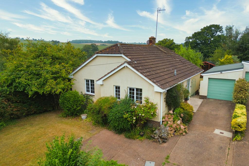 Shobrooke Village, Crediton, EX17 3 bed detached bungalow - £425,000