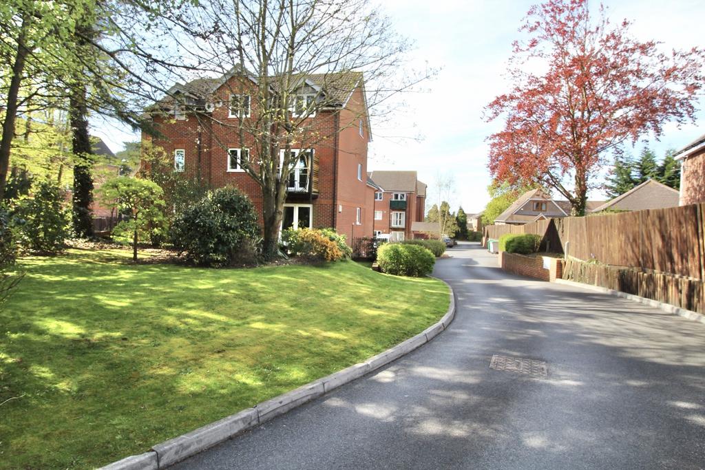 Langtry Court, Bursledon 2 bed ground floor flat - £210,000
