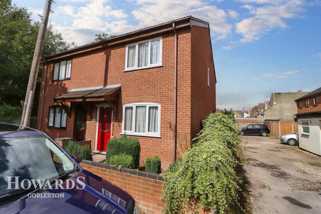 Gordon Road, Great Yarmouth 3 bed semi-detached house - £150,000