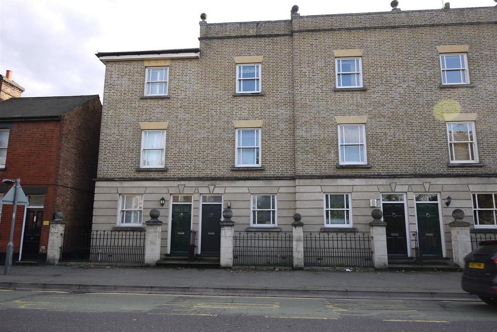 Ware Road, Hertford 3 bed townhouse to rent - £1,875 pcm (£433 pw)