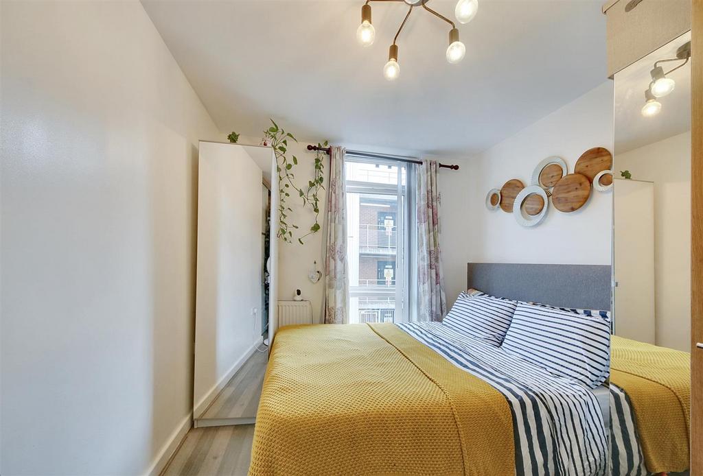 Maxwell Road, Borehamwood WD6 2 bed flat - £1,700 pcm (£392 pw)