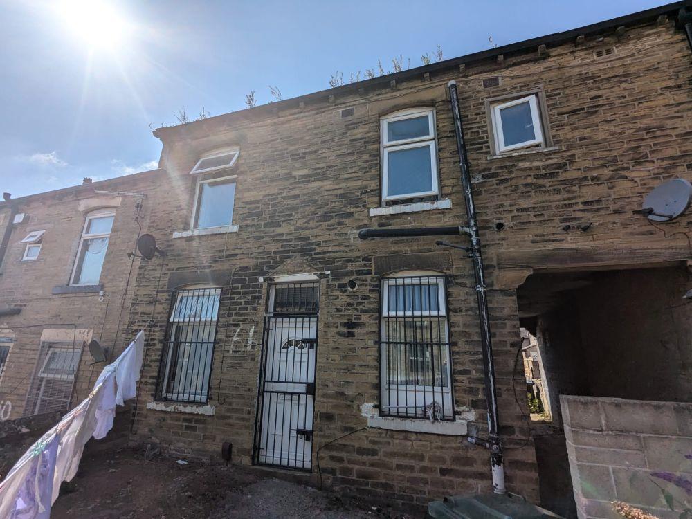 St Leonards Road, Bradford, BD8 2 bed terraced house - £47,000