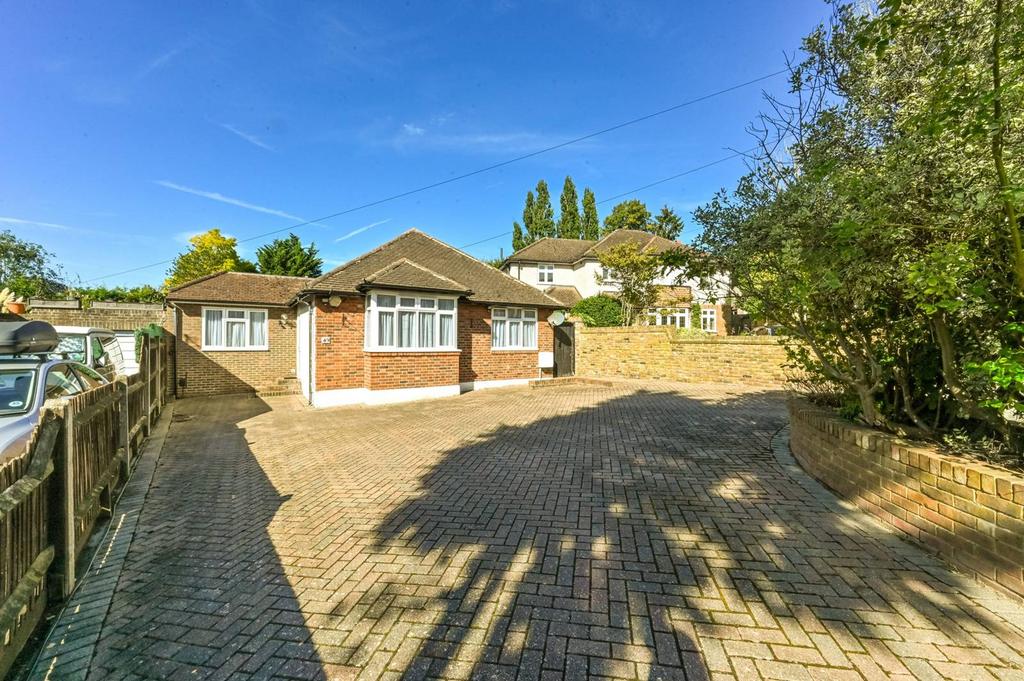 Matlock Way, New Malden, KT3 4 bed bungalow - £3,250 pcm (£750 pw)