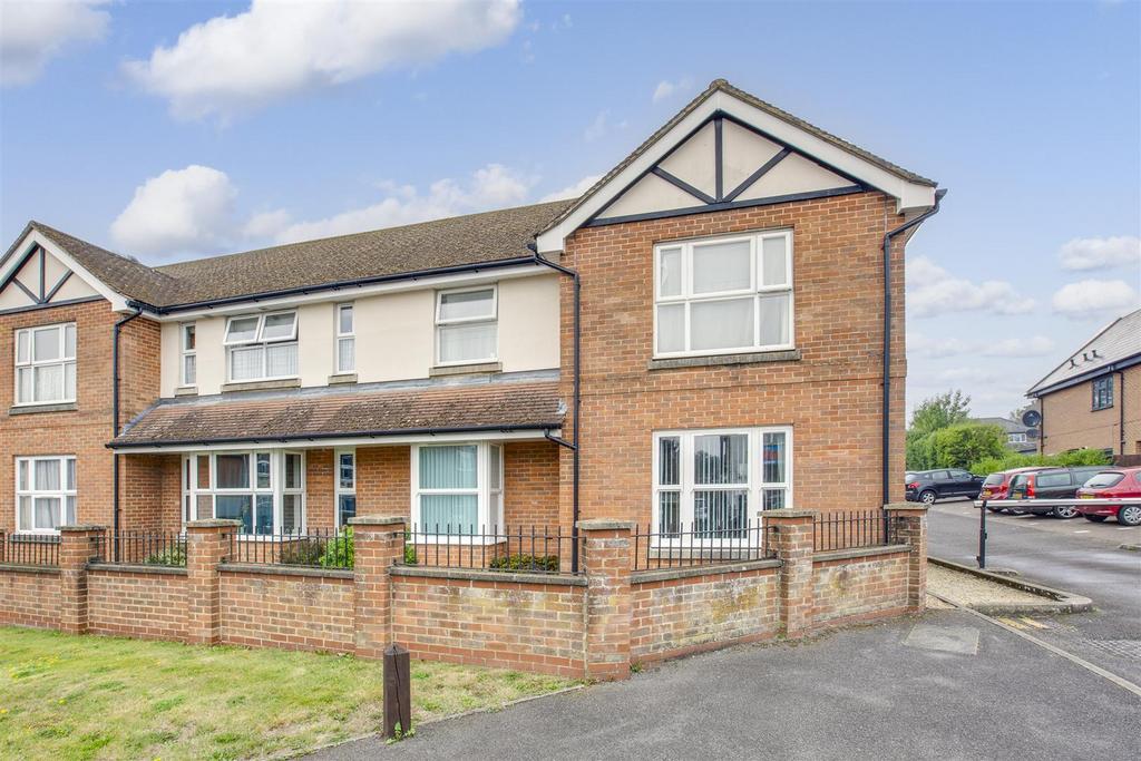 Amersham Road, High Wycombe HP13 2 bed flat - £210,000