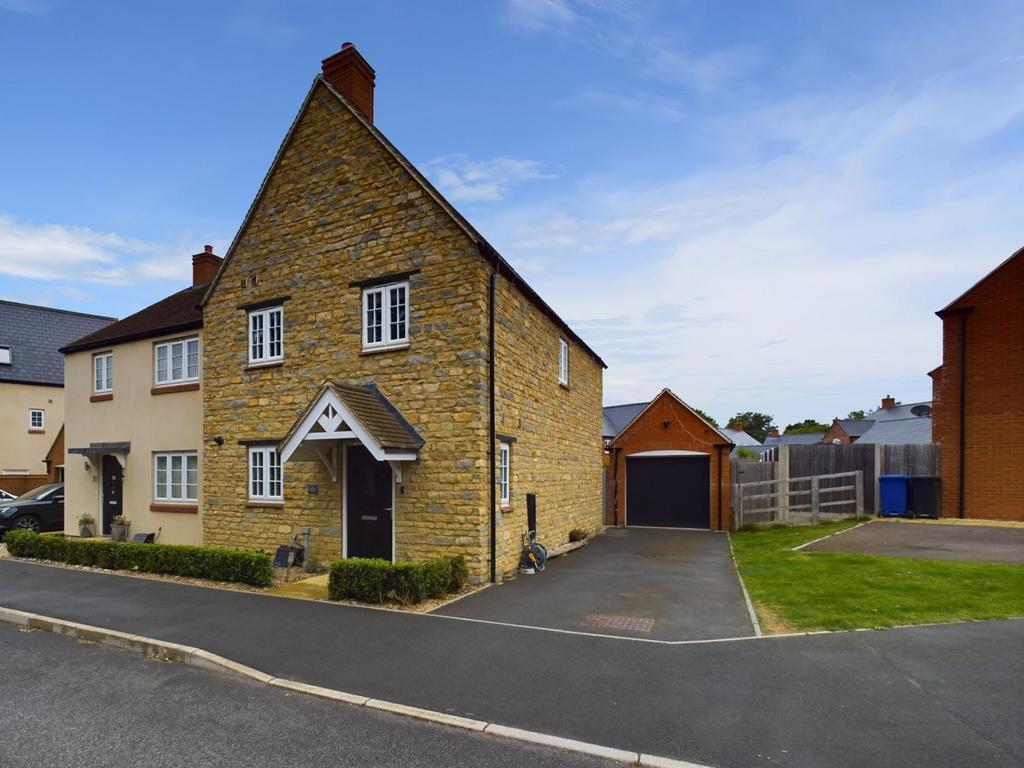 Catch Yard Road, Silverstone, NN12 3 bed semi-detached house - £375,000