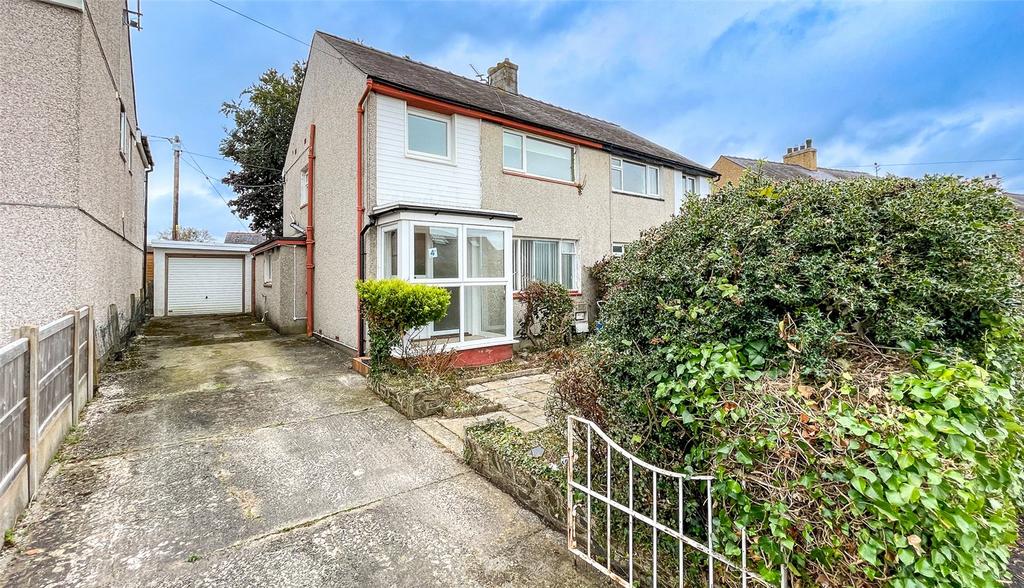 Y Rhos, Penrhosgarnedd, Bangor, LL57 3 bed semi-detached house - £225,000