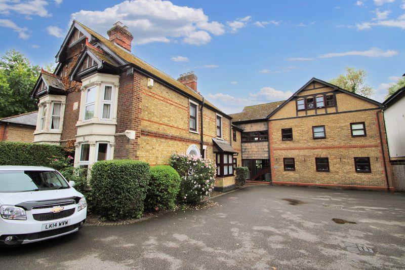 752 London Road, High Wycombe HP11 2 bed flat - £249,950