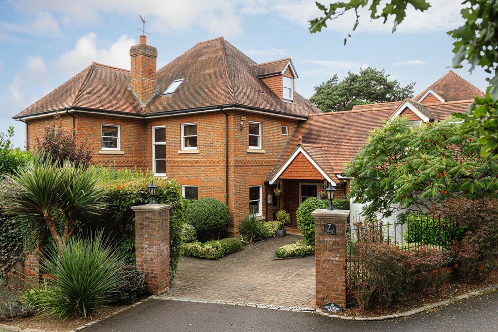 Beaconsfield Gardens, Claygate 6 bed detached house - £2,250,000