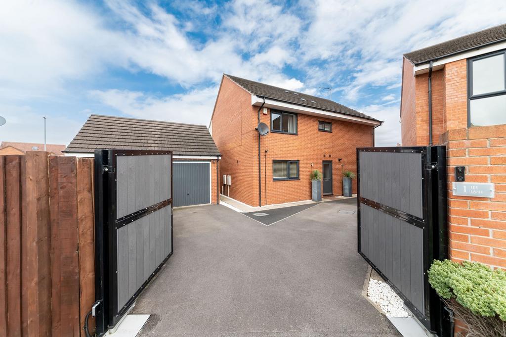 Lee Lane, Royston, S71 4 bed detached house for sale - £348,000