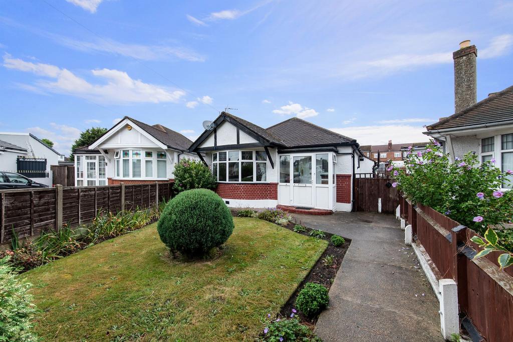 Oakleigh Avenue, Surbiton KT6 2 bed detached bungalow - £500,000