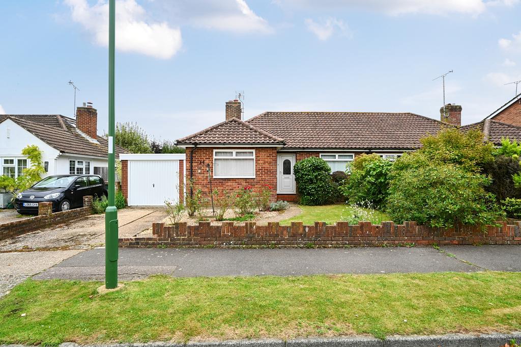 Manor Close, Henfield BN5 2 bed bungalow - £1,495 pcm (£345 pw)