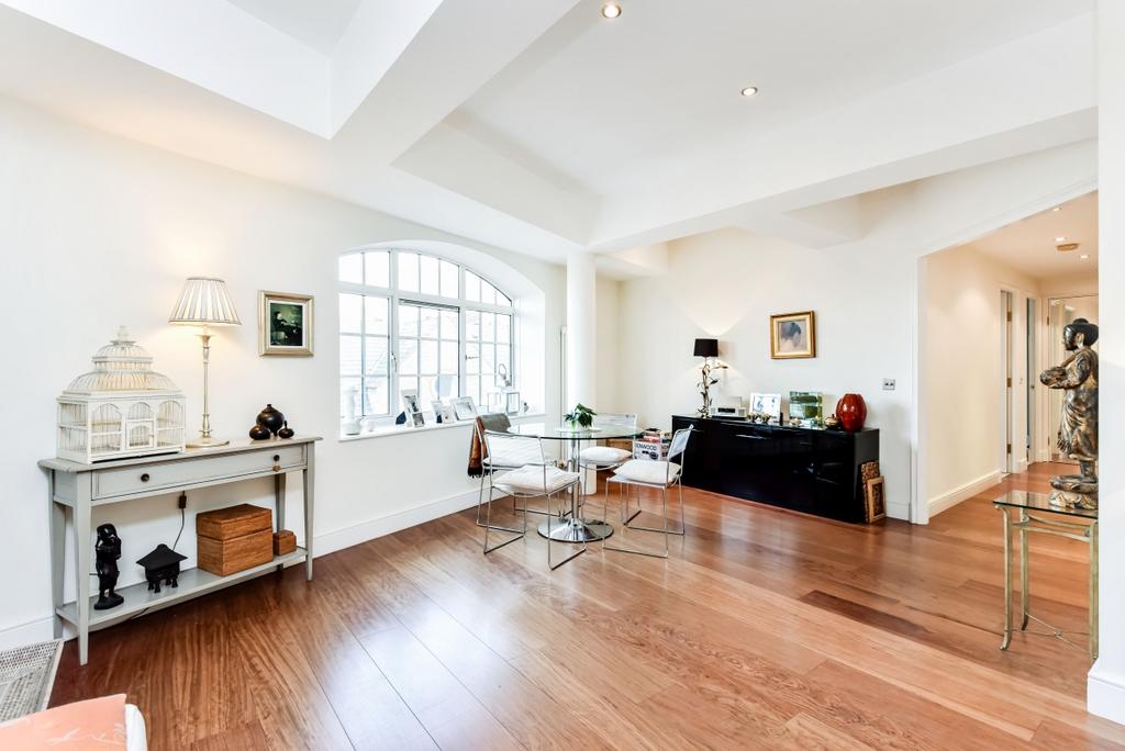 Prusoms Island, Wapping E1W 2 bed flat - £760,000