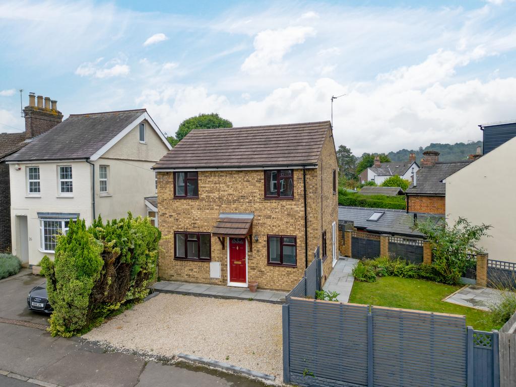 Longfield Road, Tring HP23 3 bed detached house for sale - £500,000