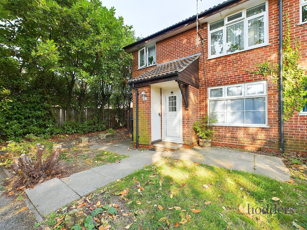 Princess Mary's Road, Addlestone... 1 bed maisonette - £1,300 pcm (£300 pw)