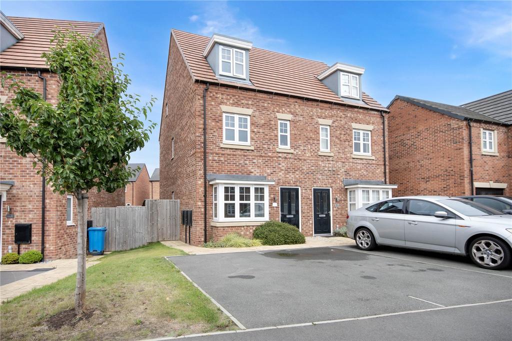 Harper Hill Gardens, Harworth, DN11 3 bed semi-detached house - £185,000