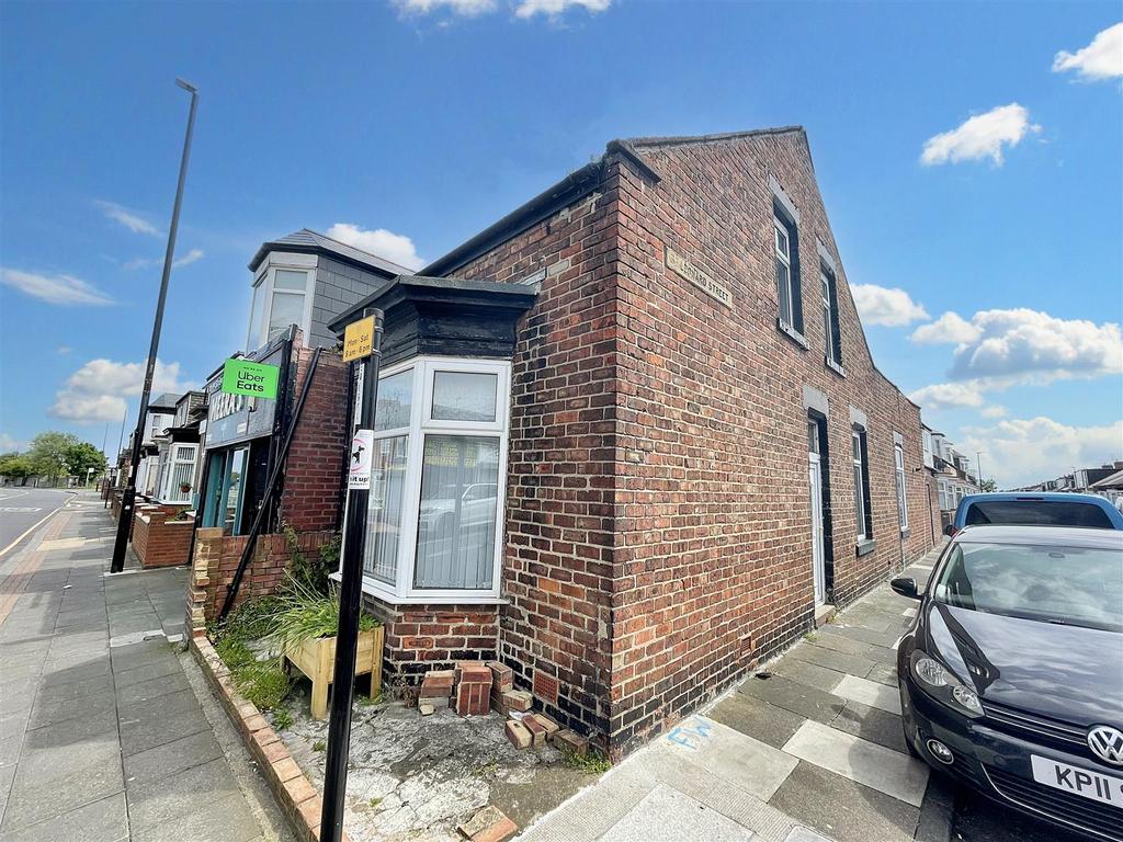 St. Leonard Street, Sunderland SR2 4 bed end of terrace house - £60,000