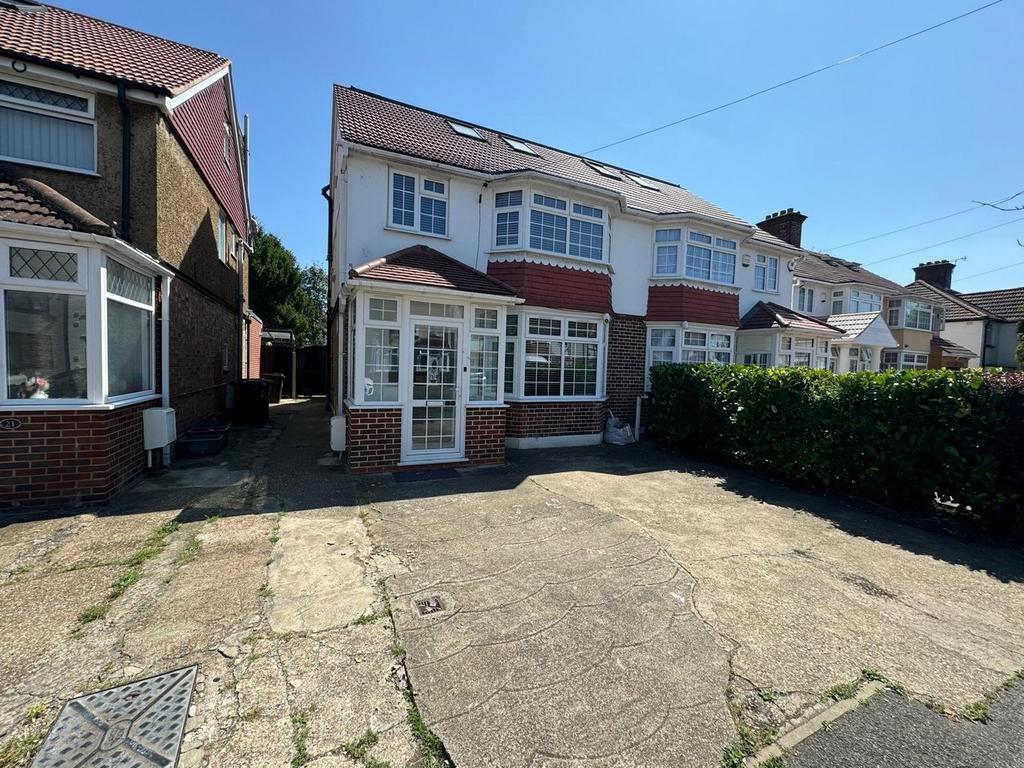 The Warren, Hounslow, TW5 4 bed semi-detached house - £2,600 pcm (£600 pw)
