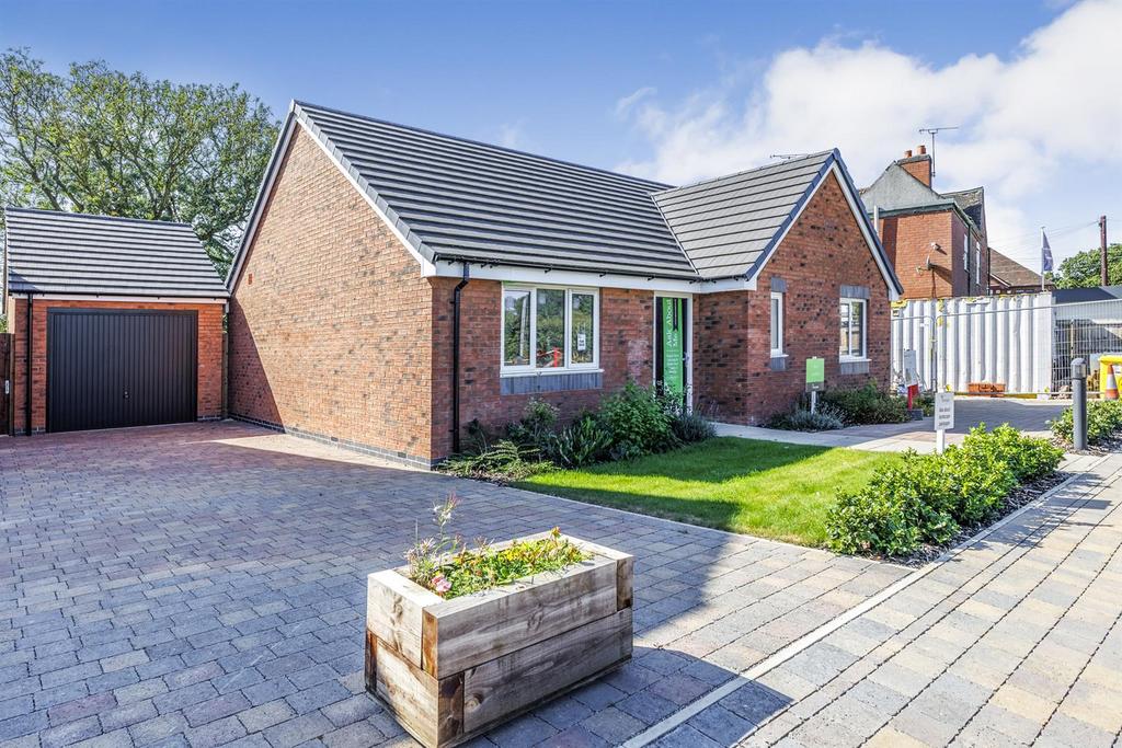 Woodlands Road, Bedworth CV12 2 bed detached bungalow for sale - £335,000