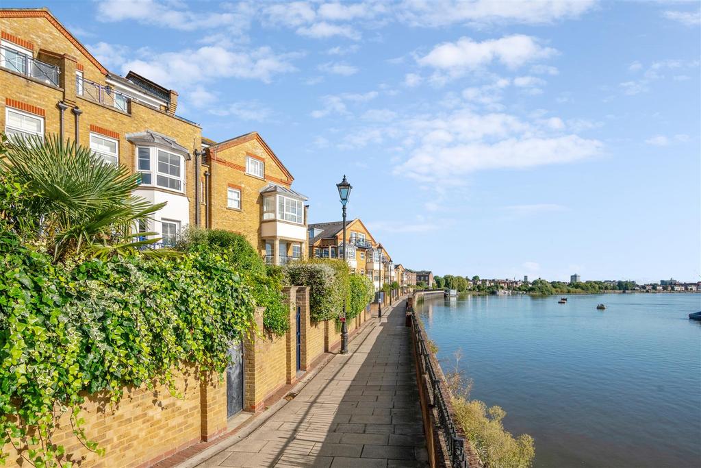 Gwynne Close, Regency Quay, W4 1 bed flat - £425,000