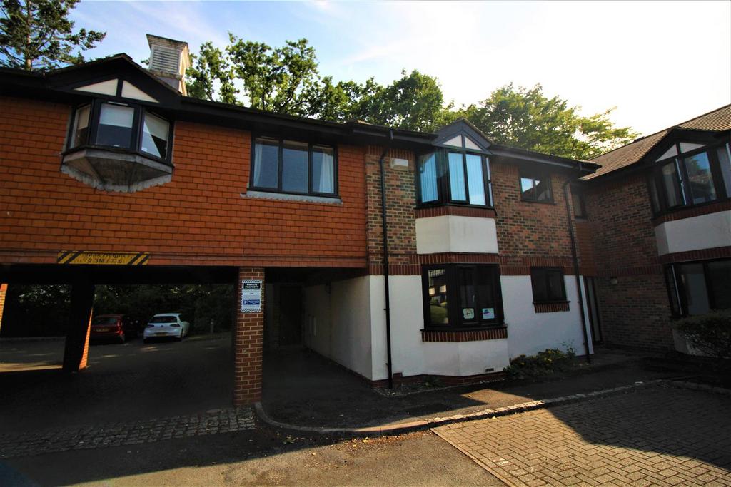 Waterside Court, Hants GU51 2 bed apartment - £1,250 pcm (£288 pw)