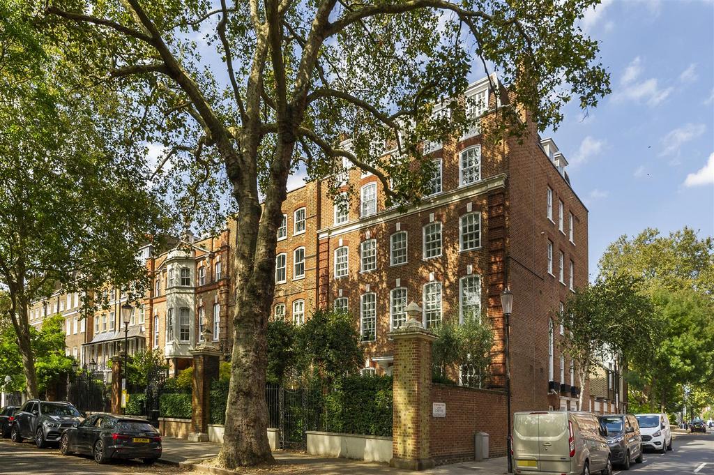 Cheyne Walk, London, SW3 4 bed apartment - £13,000 pcm (£3,000 pw)
