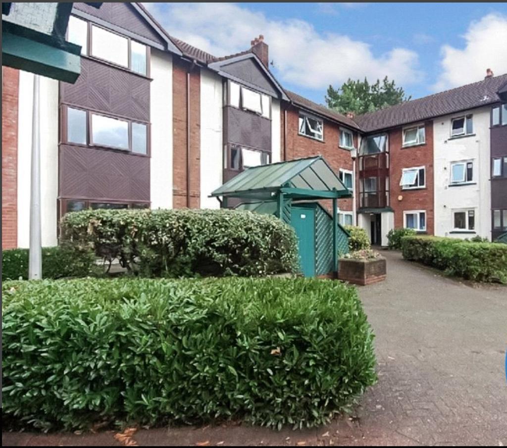 Canterbury Gardens, Squires Court, M5 3 bed flat - £115,000