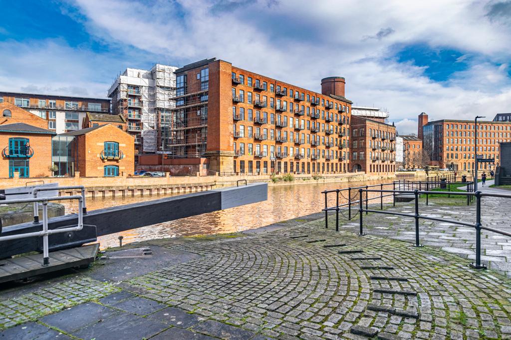 Leeds LS9 2 bed flat - £300,000