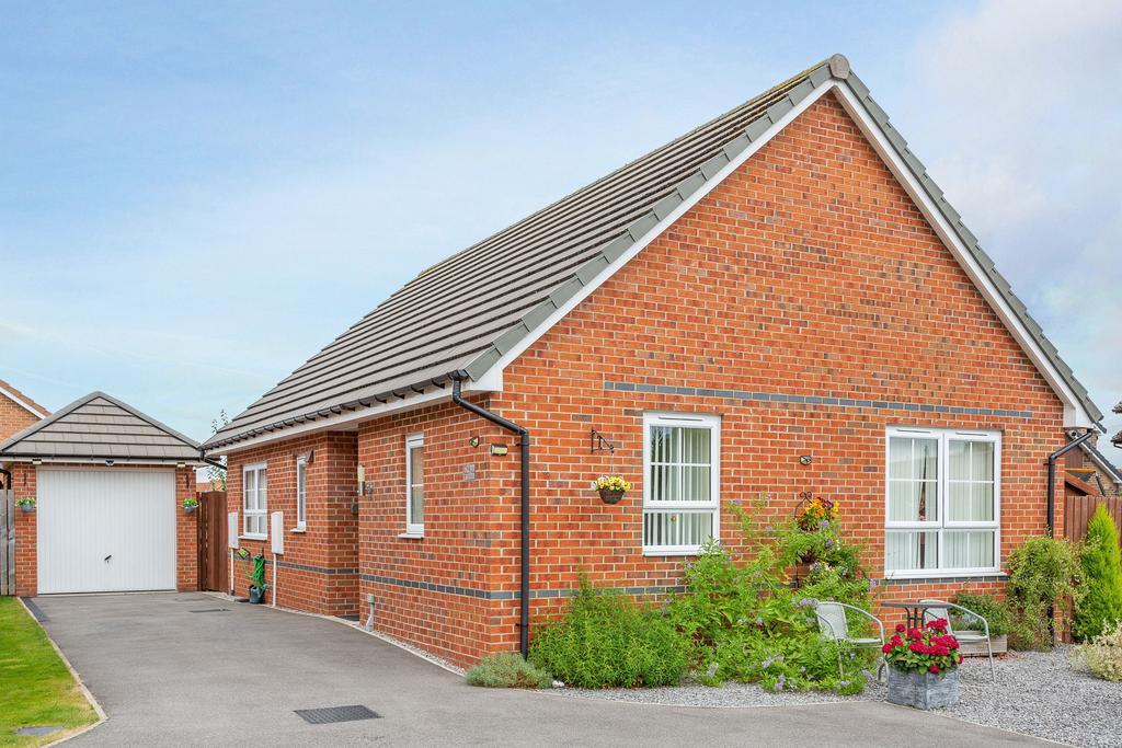Barlby, Selby YO8 2 bed detached bungalow - £300,000