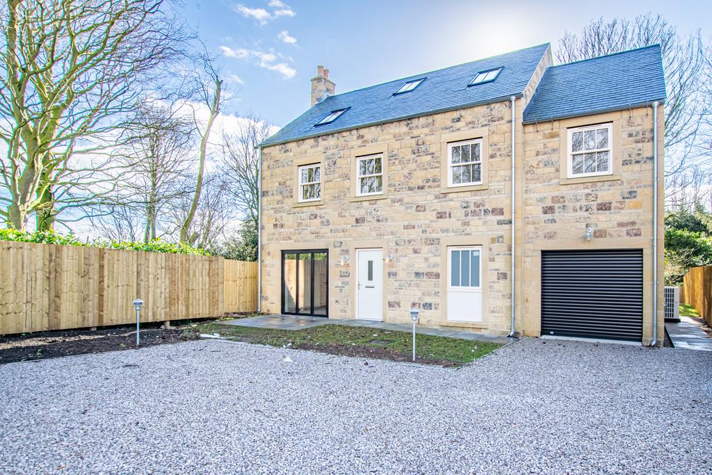 Finghall DL8 5 bed detached house - £600,000