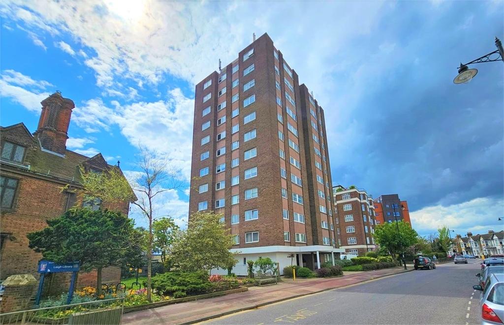 St Clements Court East, Leigh on sea... 2 bed apartment - £1,250 pcm (£ ...