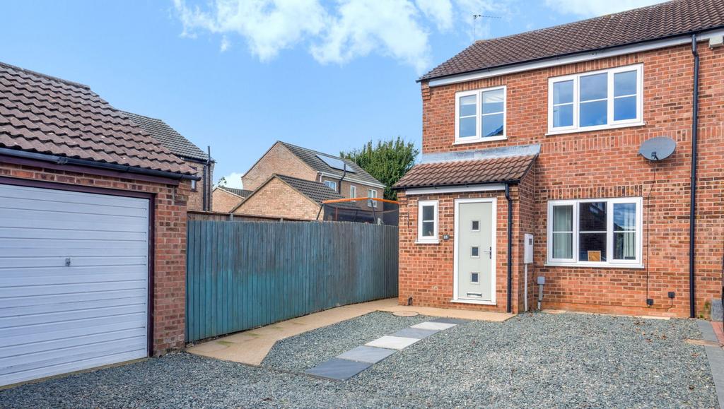 Alder Road, Sleaford NG34 3 bed semi-detached house - £210,000