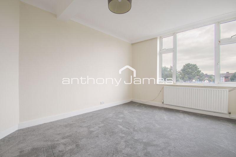 Falconwood Parade, Welling DA16 3 bed flat - £1,750 pcm (£404 pw)