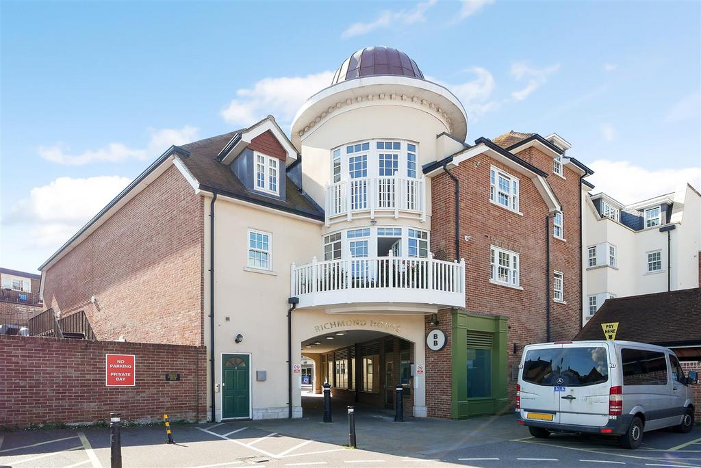Church Square, Chichester 2 bed apartment - £1,500 pcm (£346 pw)