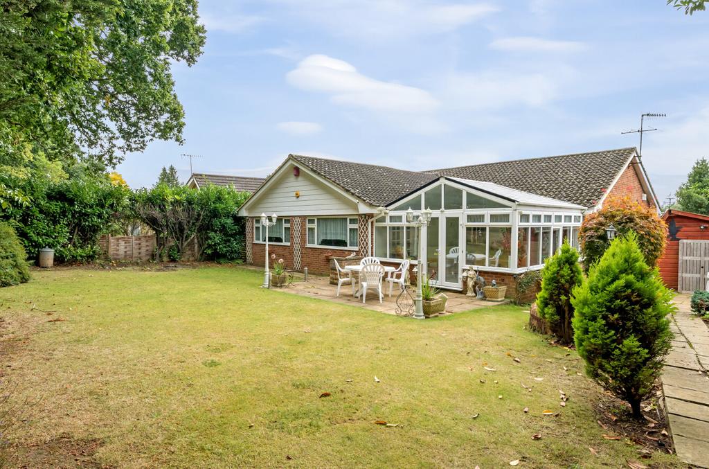 Birch Grove, Cobham, Surrey, KT11 3 bed detached house - £925,000
