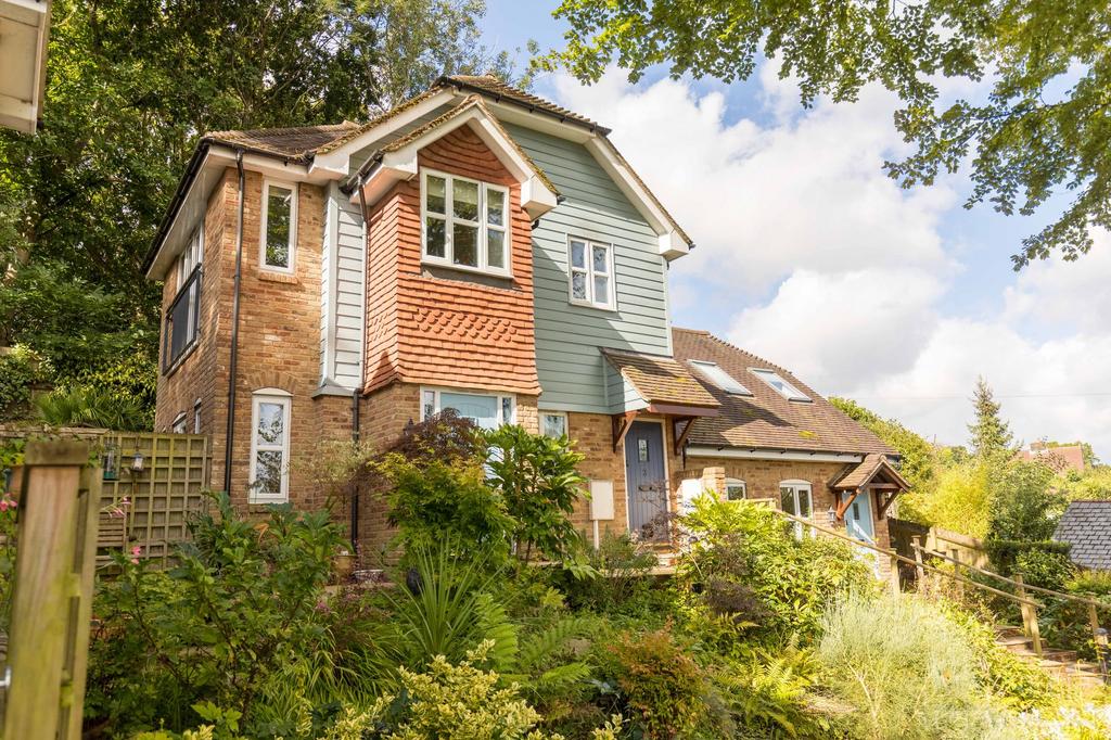 Hermitage Road, East Grinstead RH19 2 bed flat - £230,000