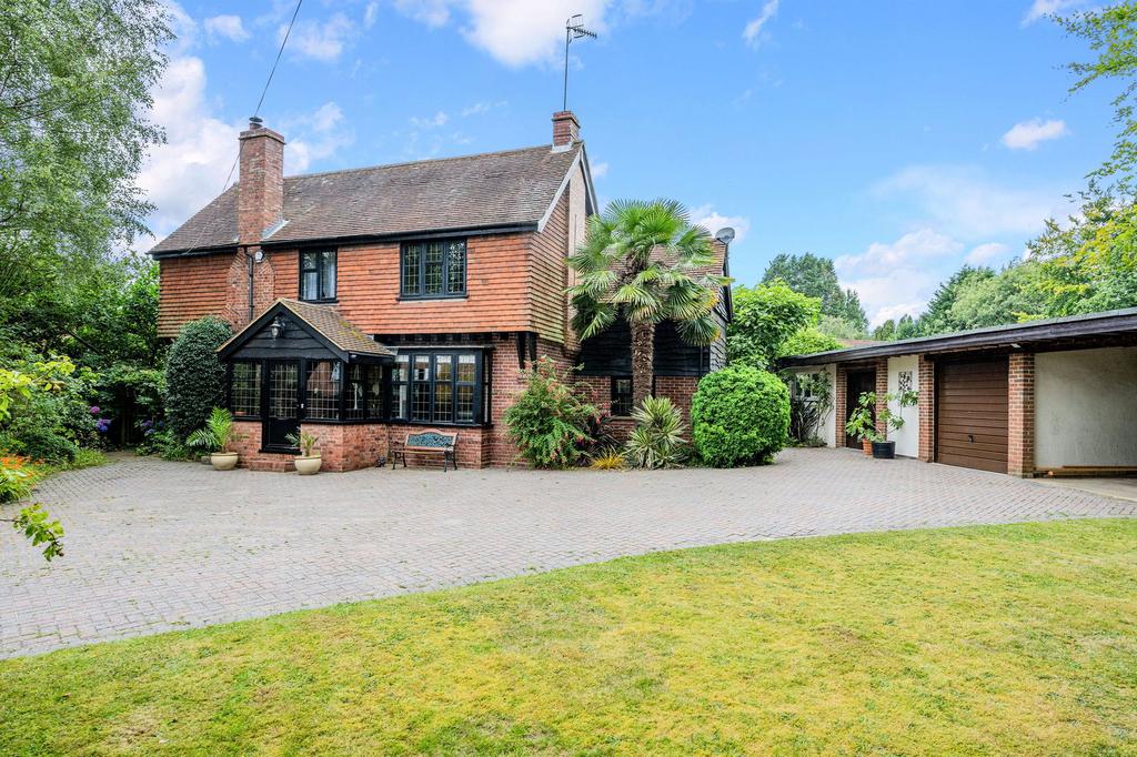 Lowdells Drive, East Grinstead RH19 5 bed detached house - £995,000